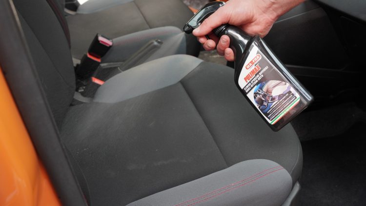 Come pulire i sedili auto in tessuto: guida completa